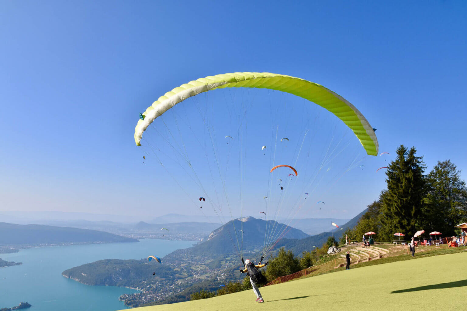 Paragliding Annecy : First flights, Training courses & Shop
