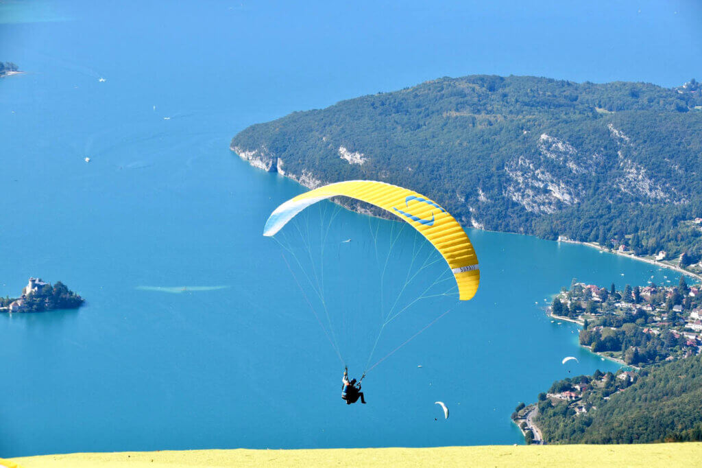 Paragliding Annecy : First flights, Training courses & Shop